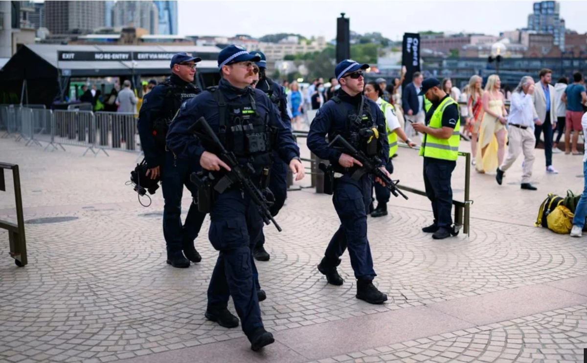 Armed Police Flood Sydney Streets as New Year Marked Under Tight ...